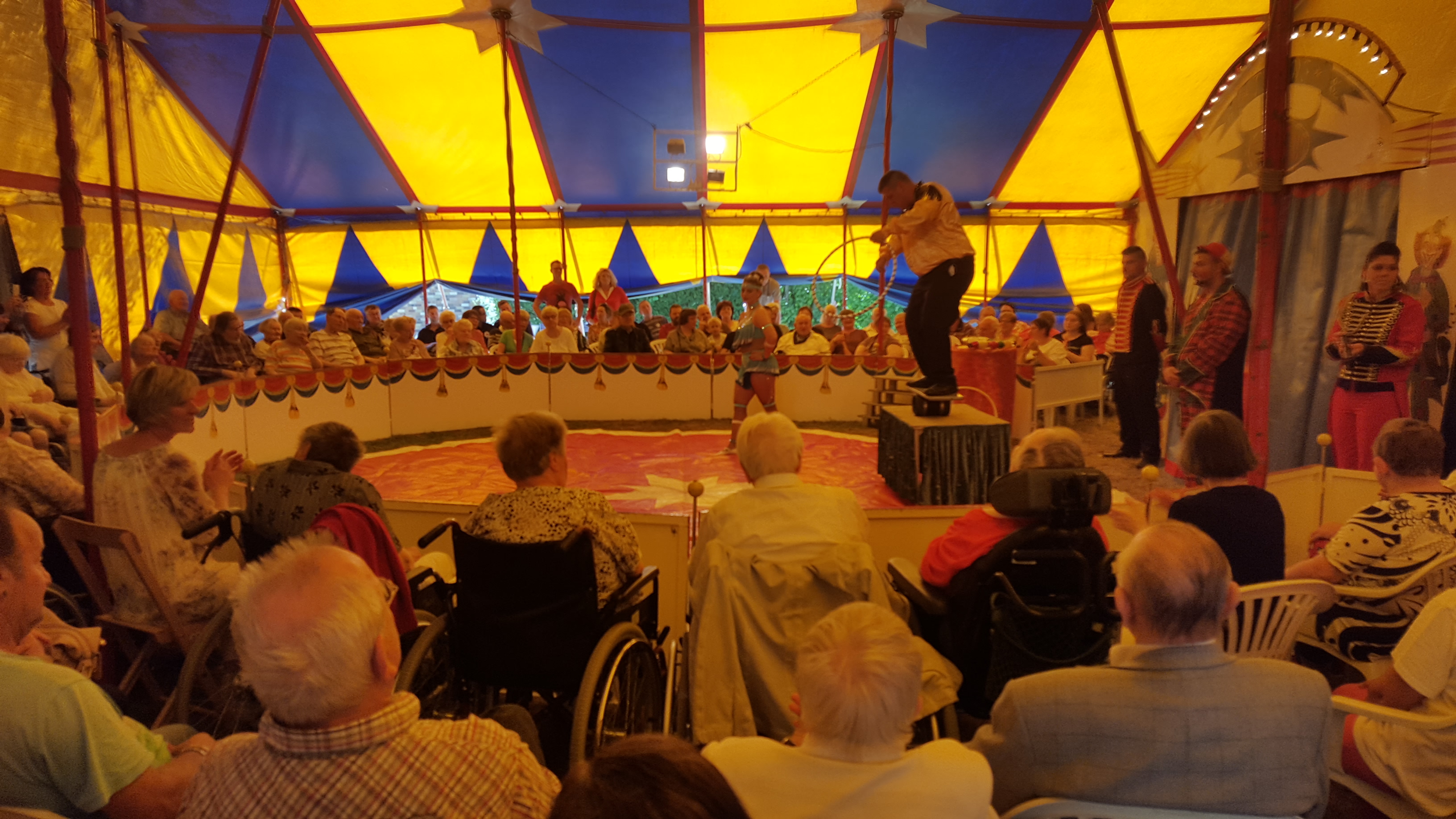 Zirkus zu Gast im St. Joseph-Heim in Neubeckum: Bewohner lassen sich ...